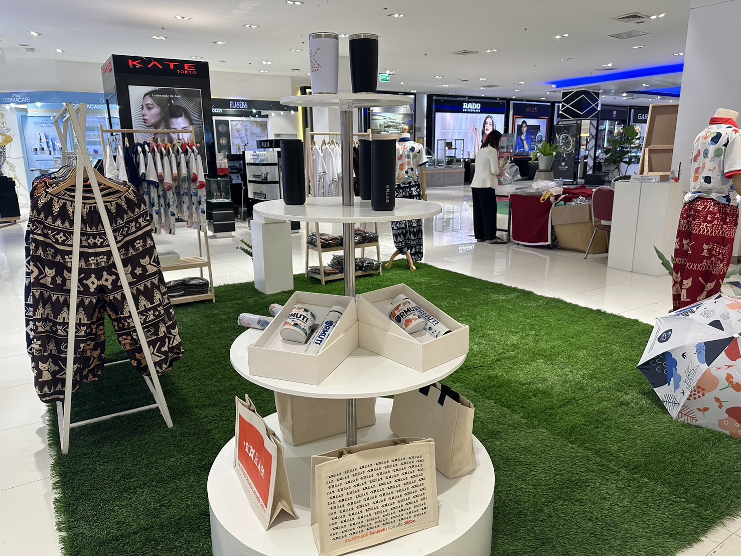 มทร.อีสาน โดย คณะบริหารธุรกิจ เปิดบูธขายสินค้าภายใต้ตราสัญลักษณ์คณะ ...